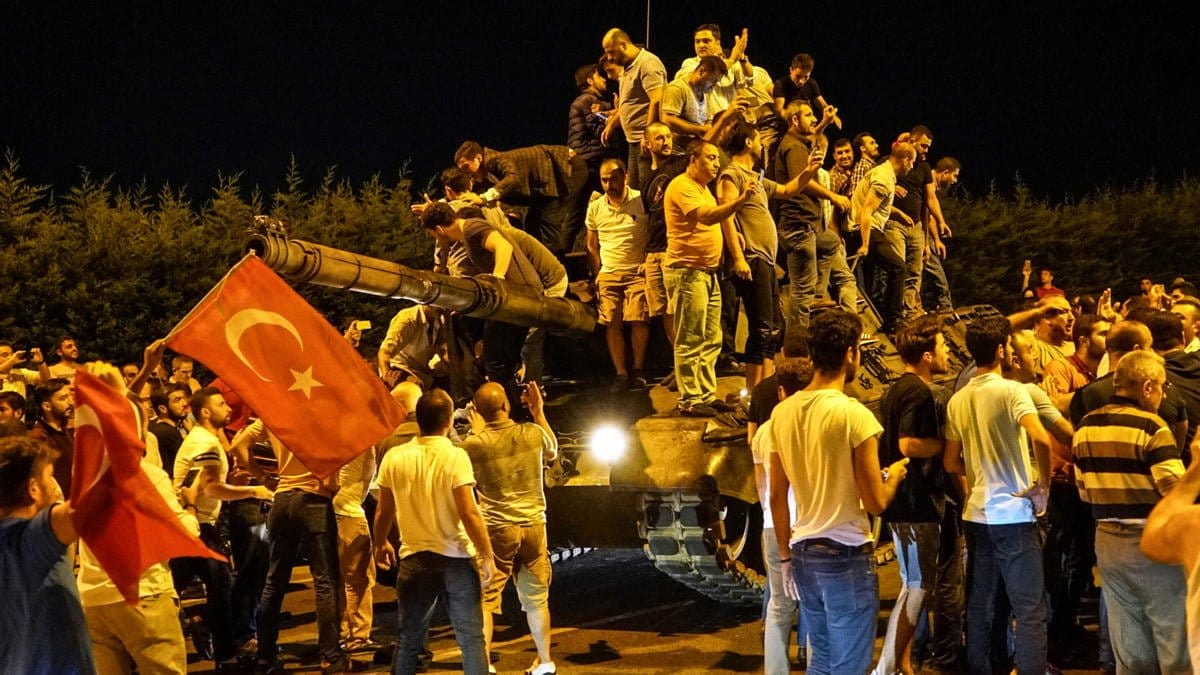 576524754-turkey-military-coup-tank-crowd – Overseas Pakistani Friends